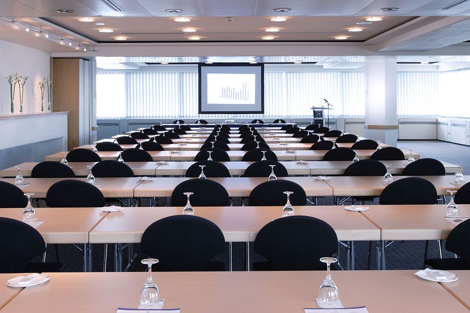 Guide: Bestuhlungsarten – die passende Sitzordnung für dein Event